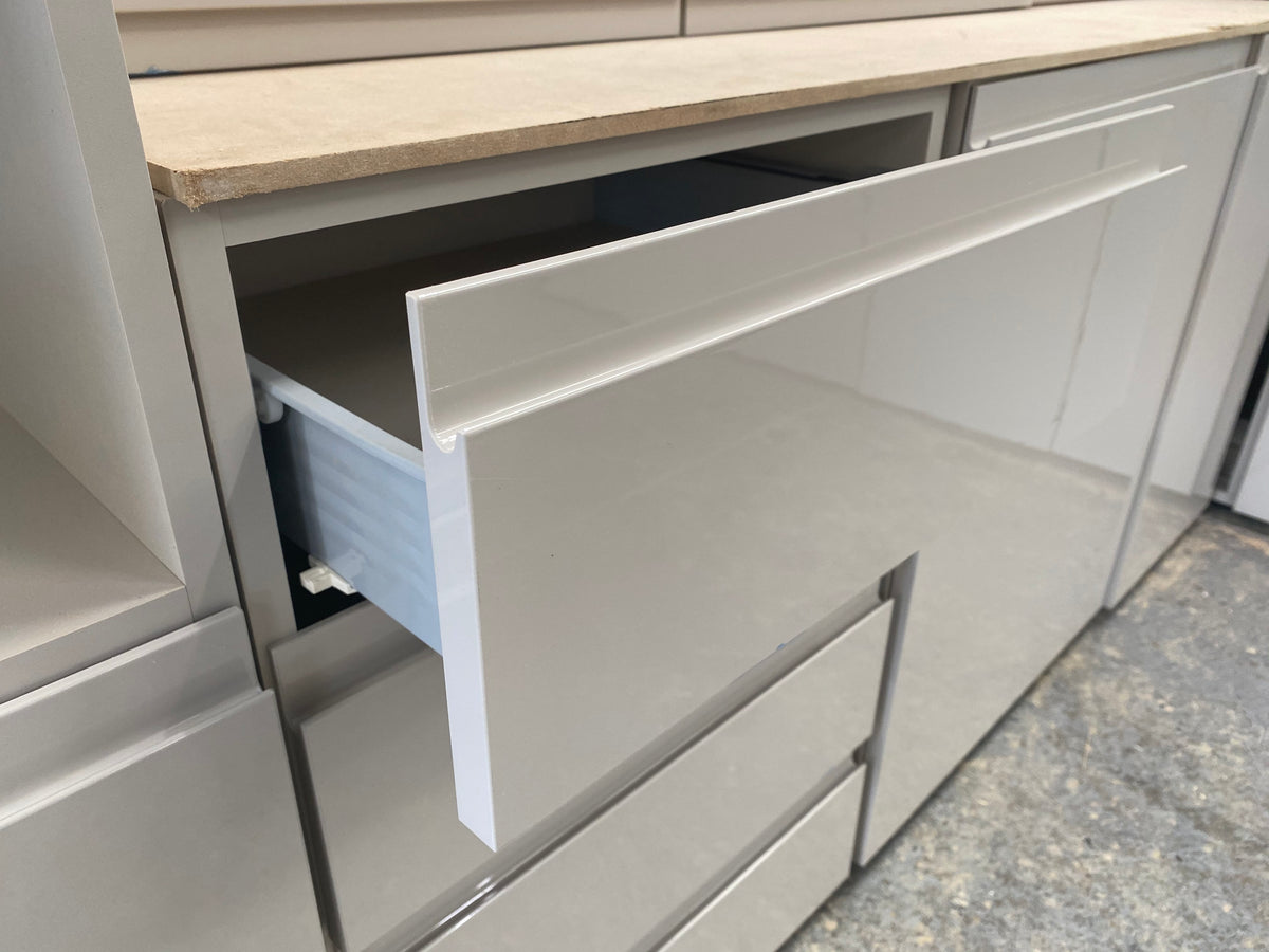 NEW CASHMERE GLOSS J PULL HANDLELESS DISPLAY KITCHEN on Cashmere textu ...